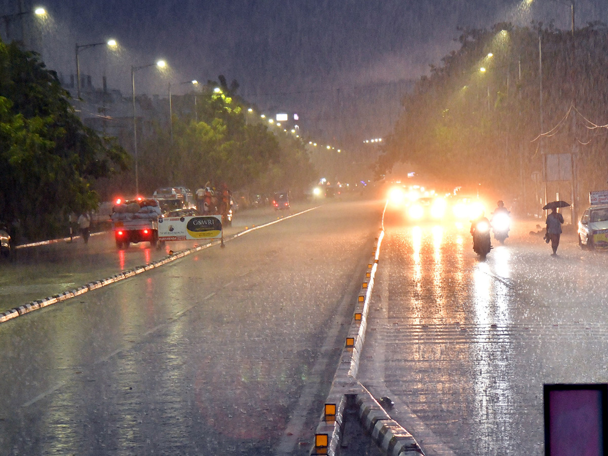 విజయవాడలో ఉరుములు, మెరుపులతో కూడిన భారీ వర్షం (ఫొటోలు) | Rain Water Logged On Roads Due To Heavy ...